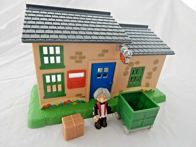 POSTMAN PAT - Mrs Goggins With Greendale Post Office, Parcel & Trolley ...