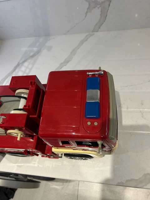 DRIVEN BY BATTAT - Large 18-Inch Fire Truck Lights Extending ladder ...