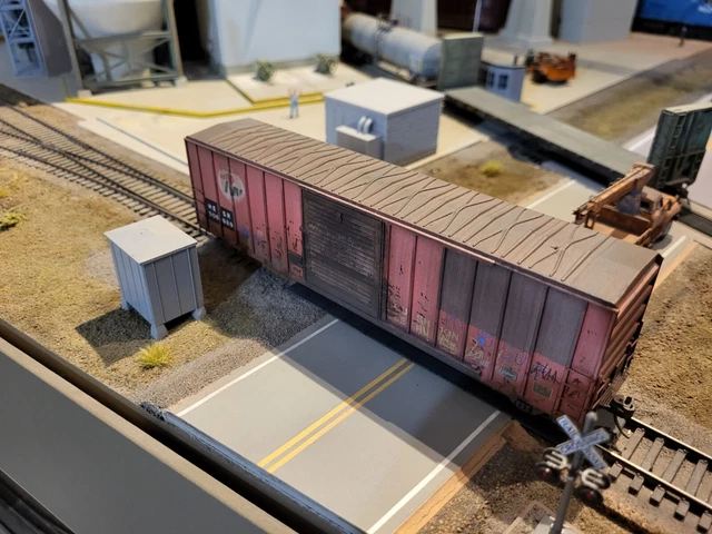 CUSTOM WEATHERED HO scale Athearn ex-P&W 50' boxcar renamed HESR ...