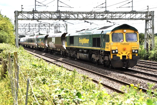 CLASS 66 NO 66542 with 197105 at crewe £1.00 - PicClick UK