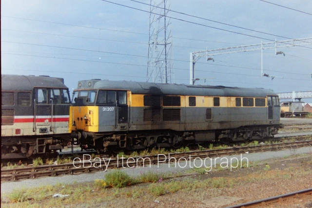 CLASS 31 31207 Locomotive Rugby Station 12/8/97 Railway 35mm Negative £ ...