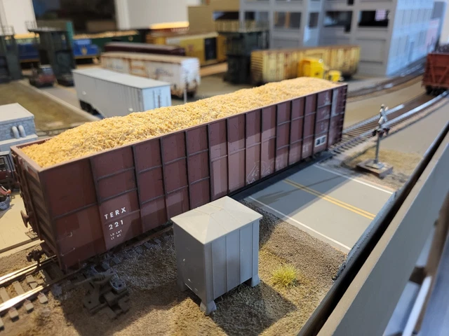 CUSTOM MADE AND weathered HO scale Shapeways 61' FMC wood chip gondola ...