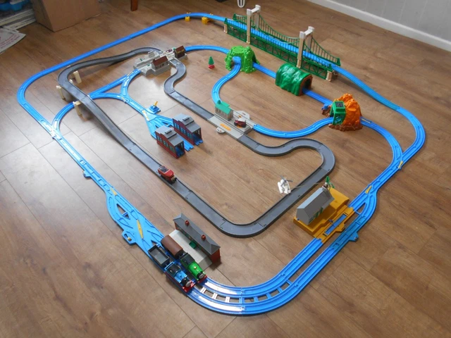 TOMY TRACKMASTER THOMAS the tank engine train set and thomas character ...