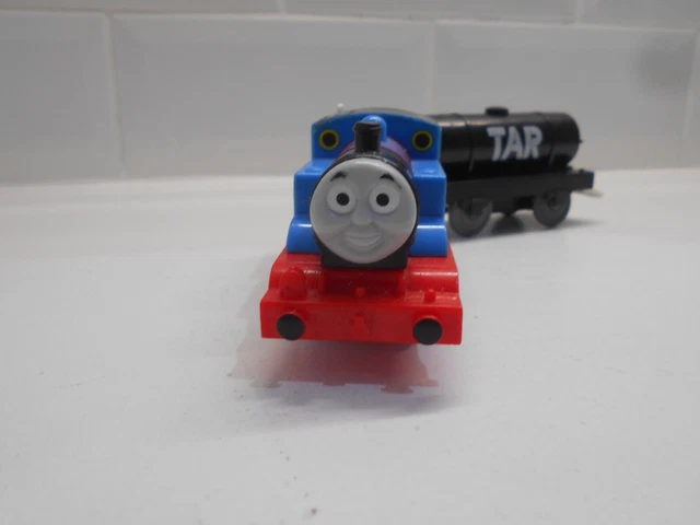 TOMY TRACKMASTER THOMAS the tank engine battery train thomas and tar £8 ...