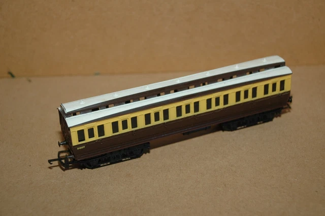 TRI-ANG R332 OO Gauge GWR Third Class Clerestory Coach with White Roof ...