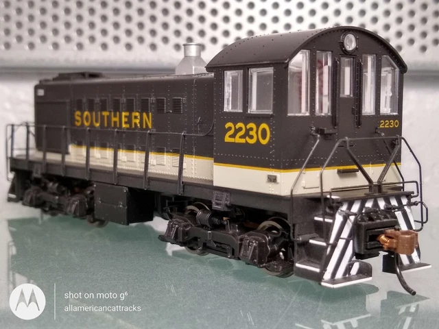 BACHMANN HO-SCALE #2230 Southern "Tuxedo" Alco S-2 Diesel Locomotive ...