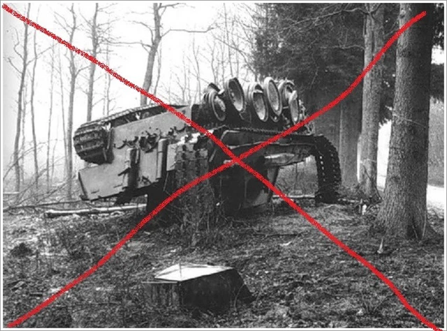 FOTO/PHOTO 978,PANZER,TANK, WW2, k.o. Panther , auf dem Turm liegend ...