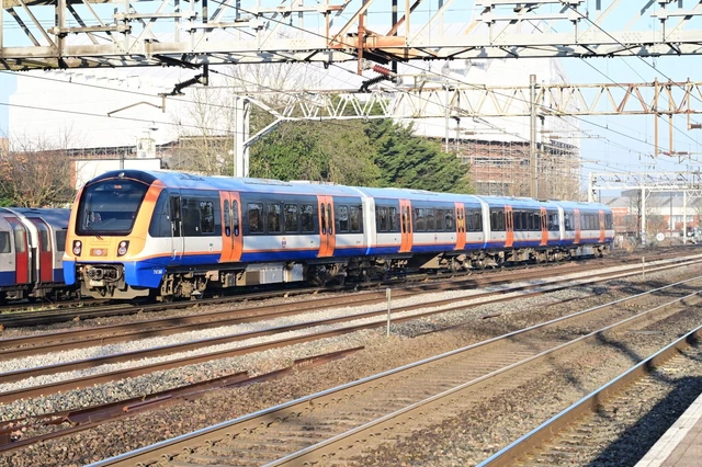 CLASS 710 NO 710272 in lo at harrow and wealdstone £1.97 - PicClick UK