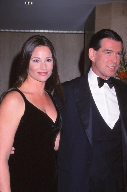 DIA PIERCE BROSNAN und Keely Shaye Smith 1998 formato KB fotografo P3-6 ...