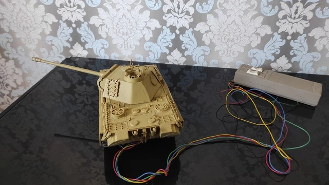 DEUTSCHES PANZER-MODELL „PANTHER Ausf. D“ (Maßstab 1:35) mit ...