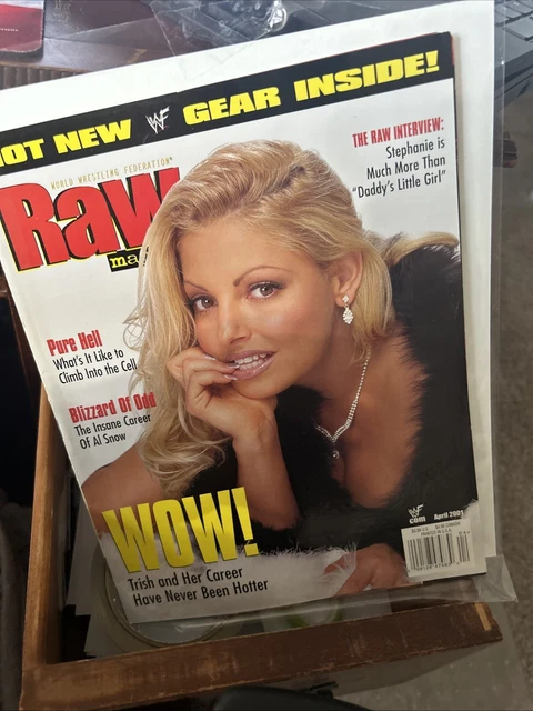 WWF RAW MAGAZINE April 2001 - Trish Stratus w/ poster. £14.97 - PicClick UK