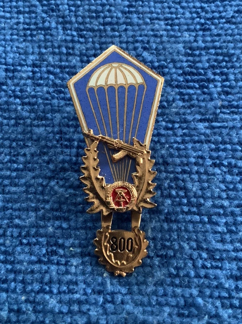 FALLSCHIRMSPRUNGABZEICHEN SPRUNGZAHLANHÄNGER 800 NVA DDR ...