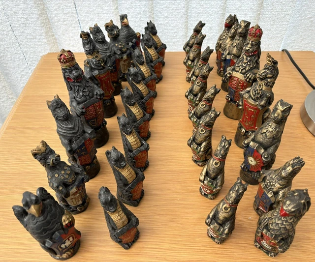 'ROYAL BEASTS' QUEEN Elizabeth II Coronation Chess Set - Griffin Studio ...