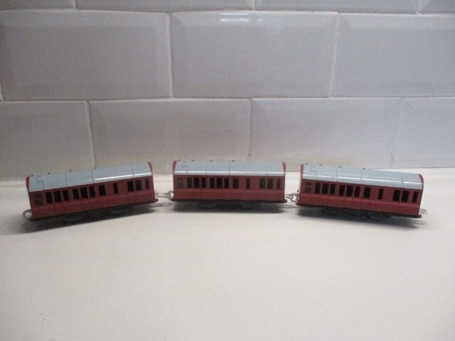 TOMY TRACKMASTER THOMAS the tank engine train set 3 red express coaches ...