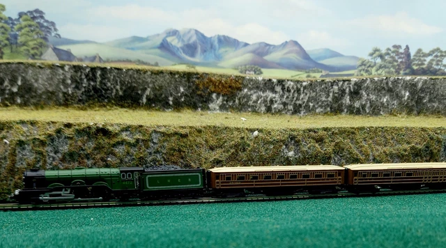 Z GAUGE SCALE LNER Flying Scotsman Locomotive + Coaches Train Model ...