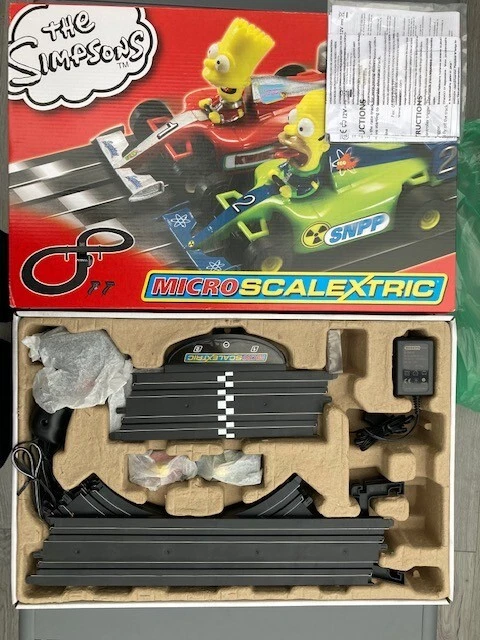 MICRO SCALEXTRIC THE Simpsons TM Neuf Set F1 échelle 1:64 EUR 20,61 ...