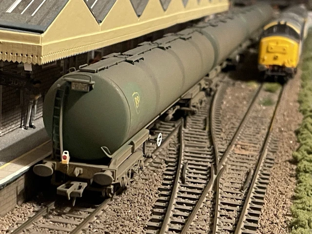 RAKE OF 8 weathered Bachmann TEA tank wagons in BP green livery 00 ...