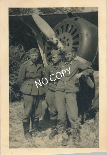 FOTO WK II Wehrmacht Soldaten Uniform russisches Flugzeug "9" Beute ...
