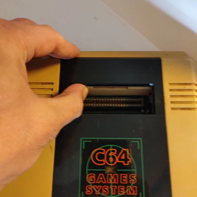 CONSOLE GIOCHI COMMODORE 64 GS console C64GS/RF/PSU *collettori EUR 587 ...