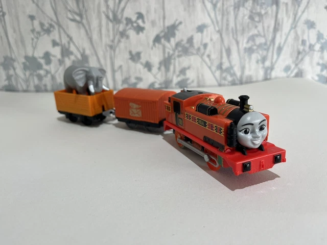 THOMAS TANK ENGINE Friends Nia Motorized Trackmaster Nia And Elephant ...
