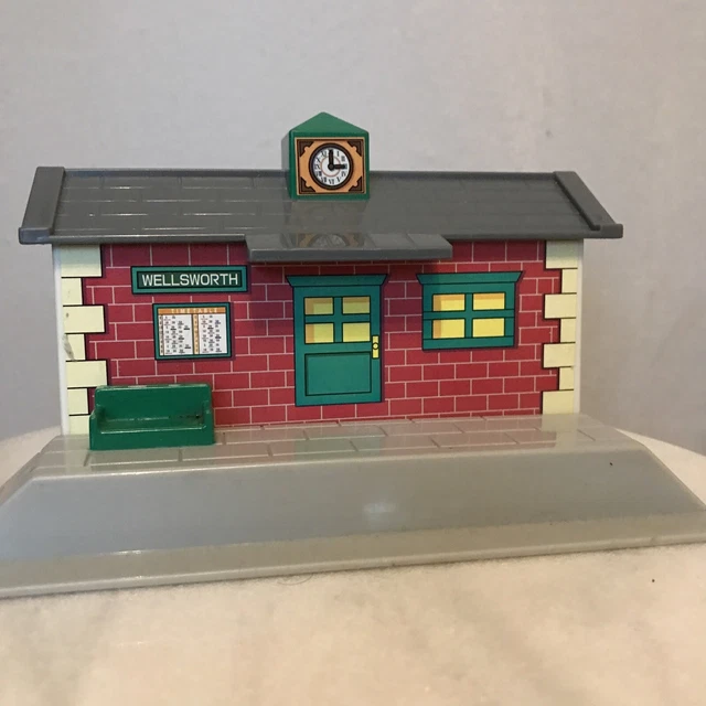 THOMAS THE TANK Engine Trackmaster Wellsworth Station TOMY 2004 Used £ ...