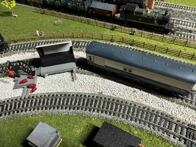 00 GAUGE TRIANG Royal Mail Carriagewith 5 mailbags and trackside stand ...