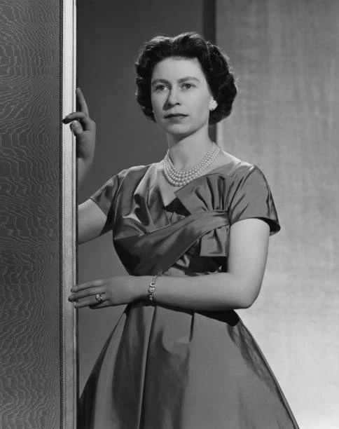 QUEEN ELIZABETH II Poses For A Portrait At Buckingham Palace 3 1958 Old ...