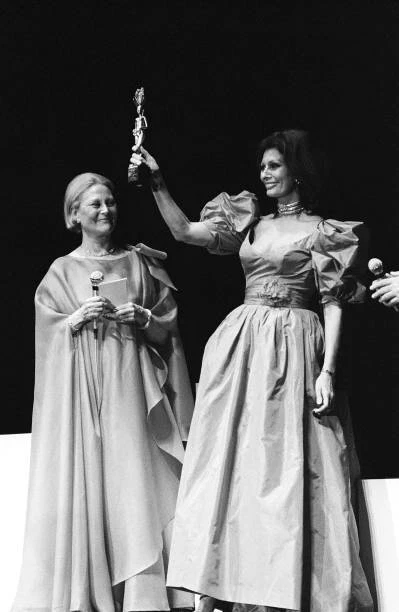 ITALIAN ACTRESS SOPHIA Loren proudly displays her award while Fren- Old ...