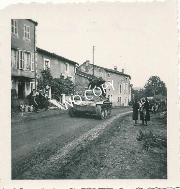 FOTO WK II Panzer tank fährt durch Ortschaft Horndorff ? beschriftetE1 ...