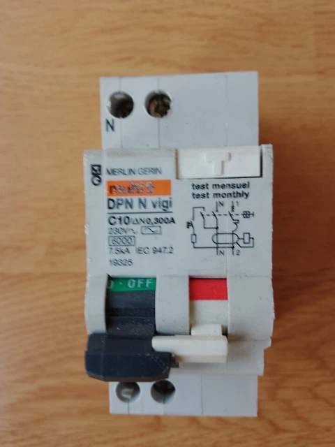 GA MERLIN GÉRIN disjoncteur DPN C10 vigi 10A 300mA Réf : 19325 test men ...