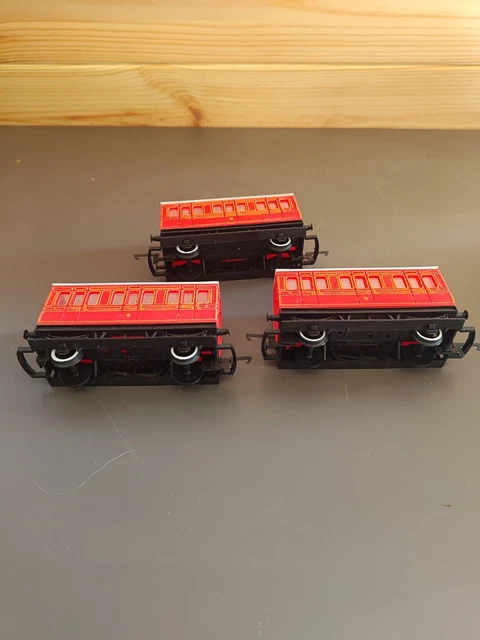 HORNBY HIGHLAND RAILWAY 4-Wheel Coaches Set of 3 White Rooves. £1.16 ...