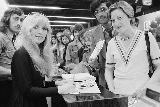 ENGLISH SINGER-SONGWRITER LYNSEY De Paul Signing For Fans 1974 Old ...