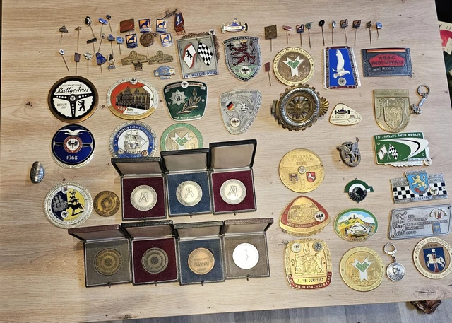 GROSSER KONVOLUT PLAKETTEN ,Anstecknadeln, Medaillen rund ums Auto ...