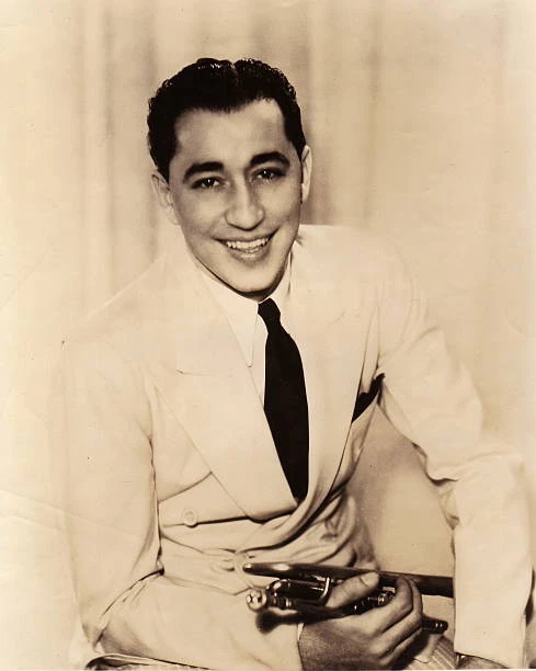 LOUIS PRIMA POSES For A Studio Portrait In 1939 Old Music Photo $8.50 ...