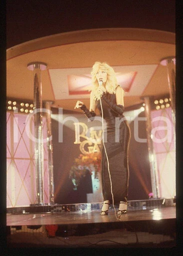 AMANDA LEAR CANTA a RIVA DEL GARDA 1983 - 35 mm vintage slide (54) EUR ...