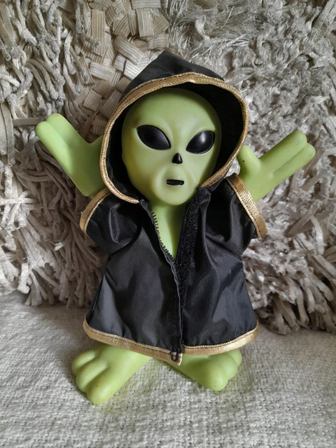 VINTAGE GREEN ALIEN In Black Cape Figure "We Come In Peace" By PMS 1998 ...
