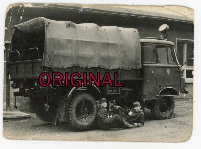 ORIG FOTO 60ER NVA Soldaten der Grenztruppen posieren mit DDR LKW LO ...