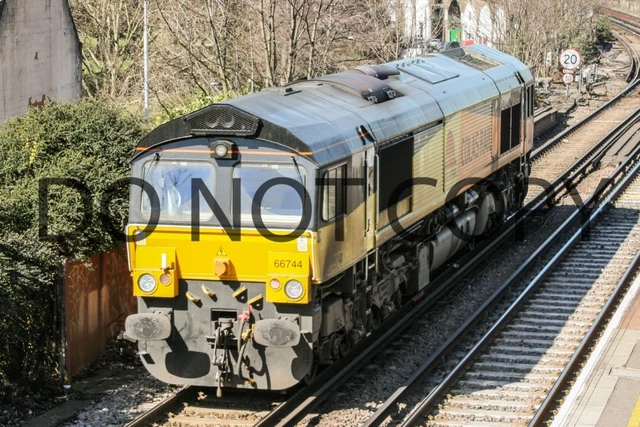 UK DIESEL TRAIN Railway Photograph Of Class 66 66744 Loco. Rm66-987 £1. ...