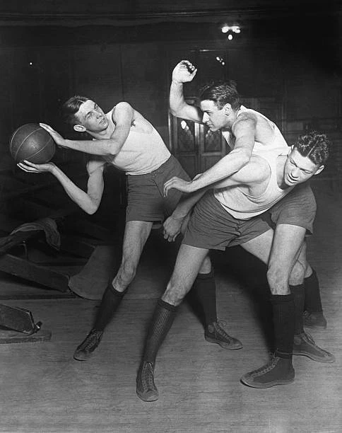 UNIVERSITY OF CHICAGO Basketball Players Demonstrating Moves 1920 Old ...