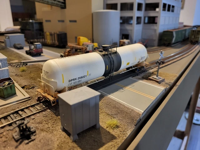 CUSTOM WEATHERED HO scale Scaletrains 31K crude oil tank car DPRX ...