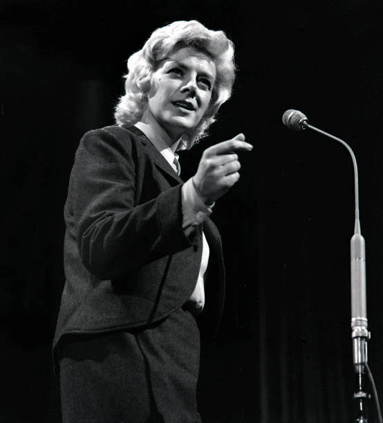 AMERICAN SINGER ROSEMARY Clooney singing into a microphone during - Old ...