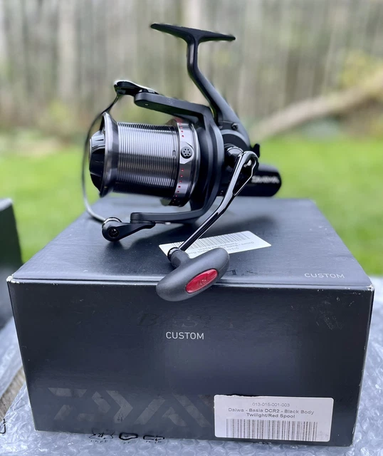 DAIWA DCR2 BASIA Custom Big Pit Fish Reel Black Body Twilight/Red Spool ...