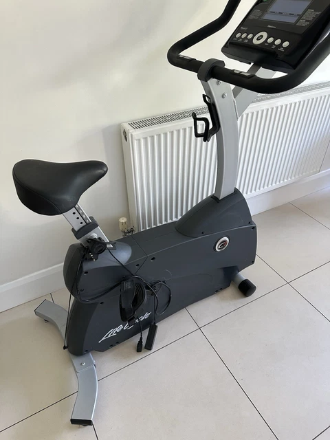 LIFE FITNESS - C1 Upright Cycle with Go Console - Nearly New Barely ...