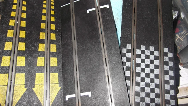 CLASSIC SCALEXTRIC TRACK Checkered Arrow, Lined Starting Straights C160 ...