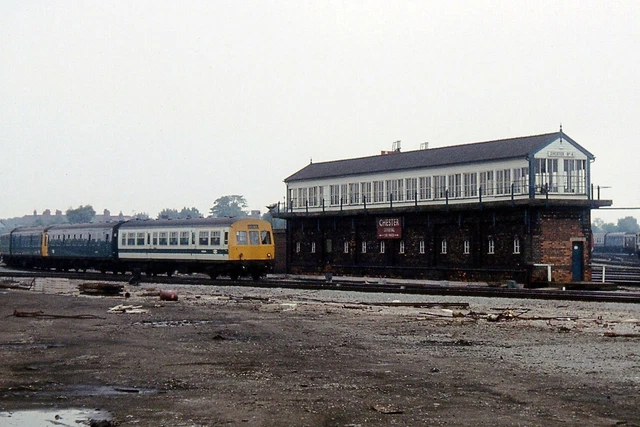 BRITISH RAIL DMU & Chester No.4 Signal box 1982 Rail Photo EUR 3,77 ...