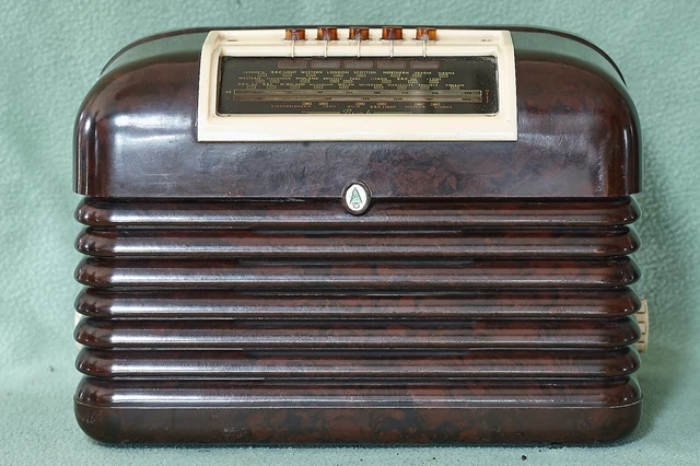 BUSH DAC 10 Bakelite Valve/Tube Radio.1950'S.good Bakelite Case.working ...