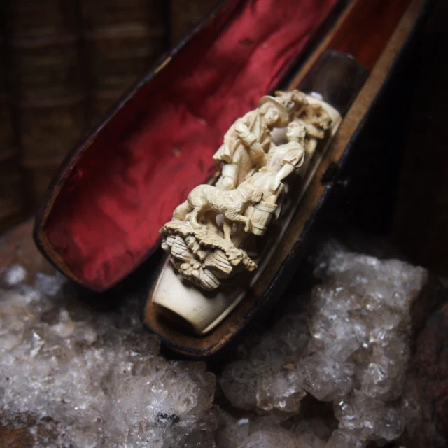 GROSSE PIPE FUME CIGARE EN ÉCUME DE MER SCULPTÉ Le chasseur et sa belle ...