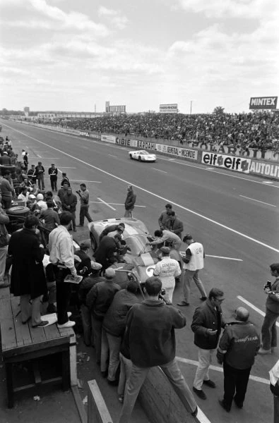 WILLY MAIRESSE & Jean Blaton Ferrari 330P4 Le Mans 1967 Motor Racing ...