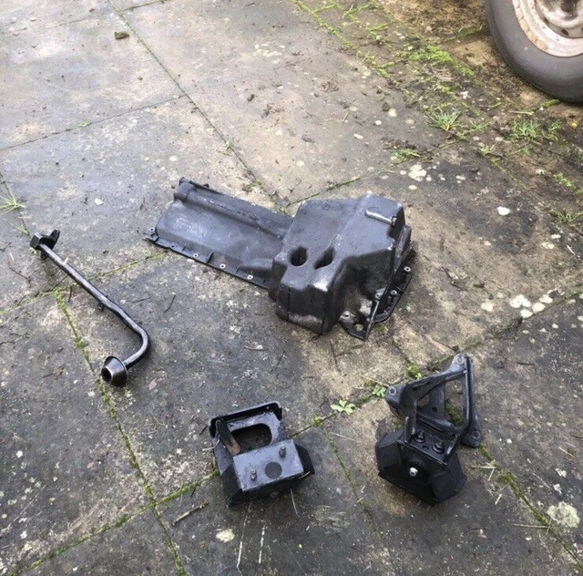RANGE ROVER P38 2.5 Dse Engine Oil Sump 22451989 And Engine Mounts £57. ...