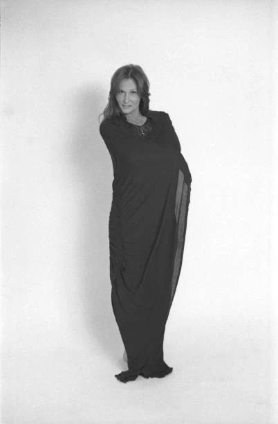 LINDA LOVELACE POSES For A Portrait In Los Angeles 1976 Old Photo 27 $8 ...